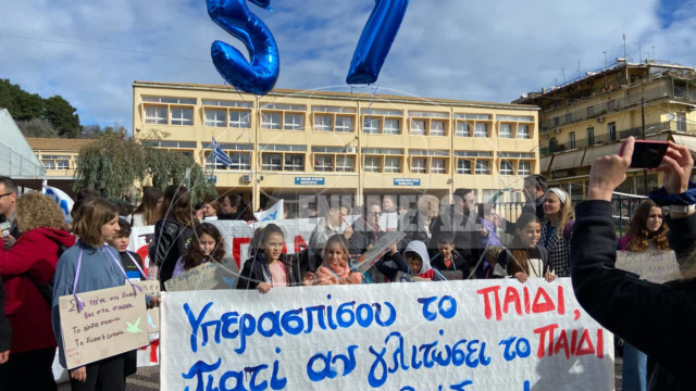 Άνθρωποι κάθε ηλικίας στη συγκέντρωση για το δυστύχημα των Τεμπών (video)