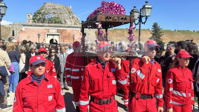 Κατάνυξη την Μ. Παρασκευή στην Κέρκυρα (photos + videos)