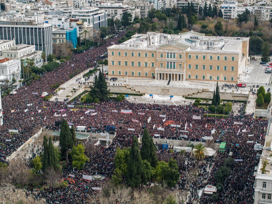 Η ιστορία μιας πλατείας και ενός μνημείου