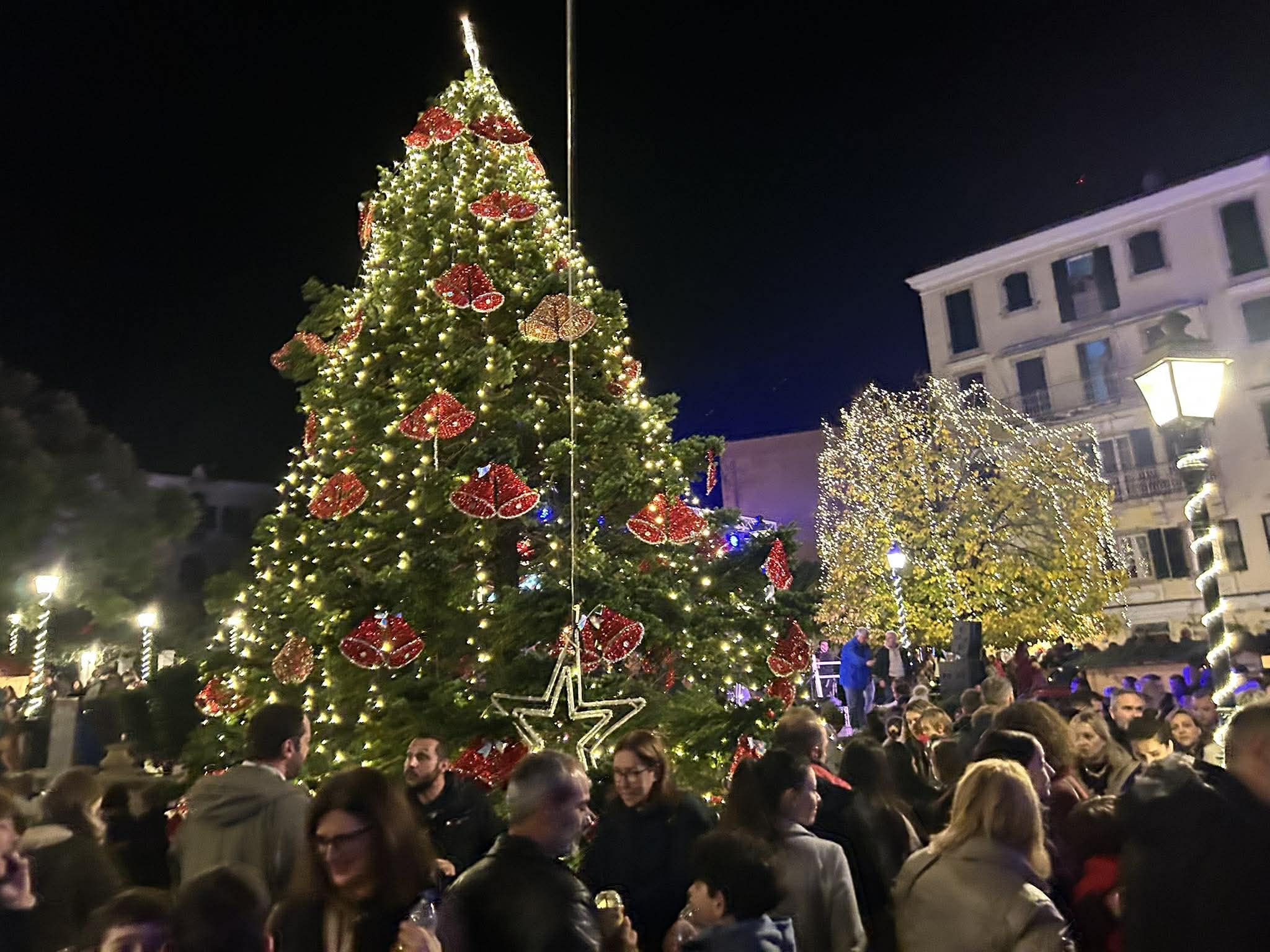 Άναψαν τα χριστουγεννιάτικα φώτα της πόλης