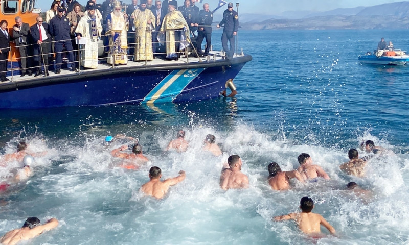 Στο Παλαιό Λιμάνι ο Αγιασμός των Υδάτων τα Θεοφάνεια