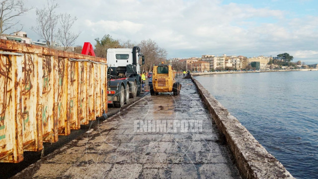 Ο Δήμος καθαρίζει τα φύκια στην παραλιακή της Γαρίτσας (photos)