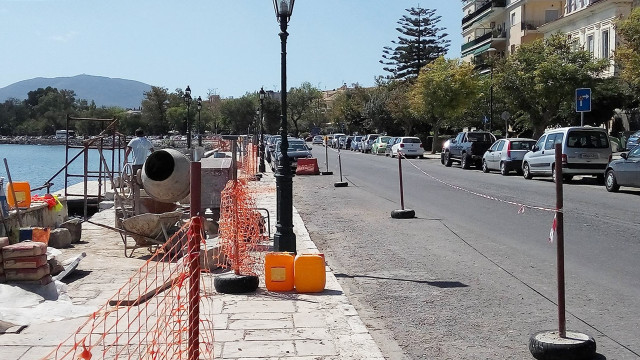 Εντείνονται οι εργασίες για την αποκατάσταση της παραλιακής της Γαρίτσας