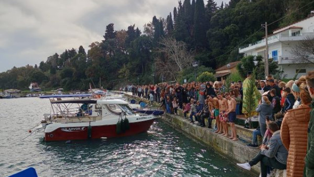 Τελέστηκε ο αγιασμός των υδάτων στο λιμάνι του Ύψου (photos)