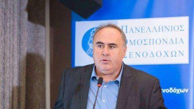 Αλλαγή φρουράς στην Ένωση ξενοδόχων και στο βάθος η Αλεξάνδρα Ανδριώτη