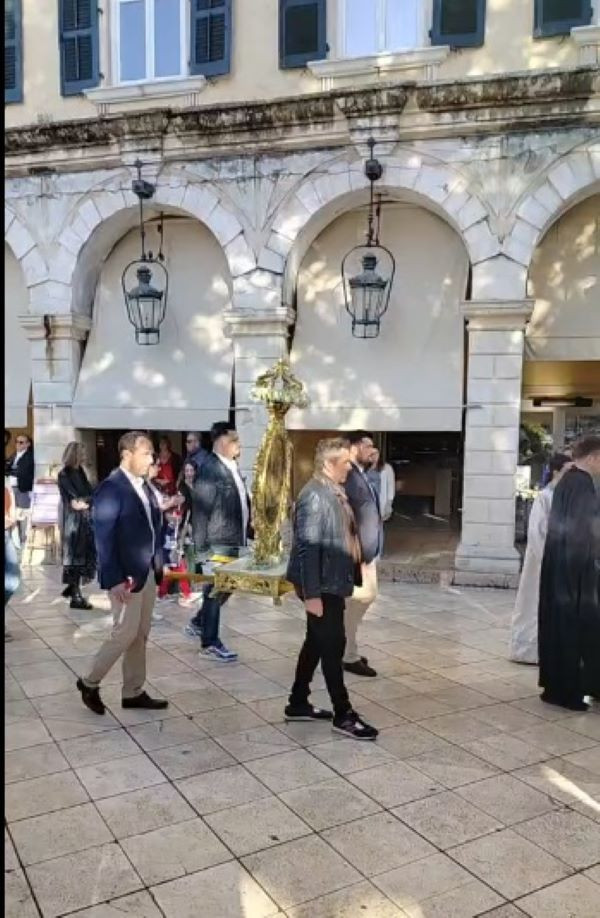Κέρκυρα: Περιφορά της εικόνας της Αναστάσεως (videos)