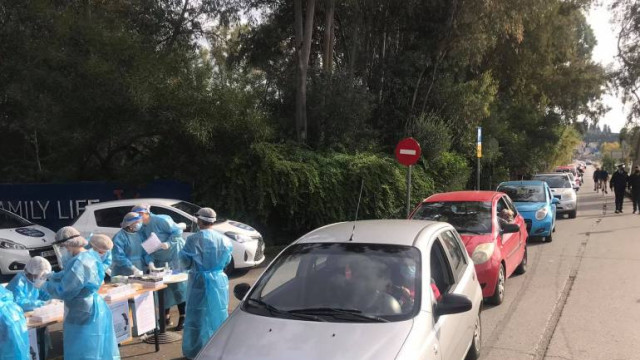 Long queues for today΄s free drive-through rapid tests