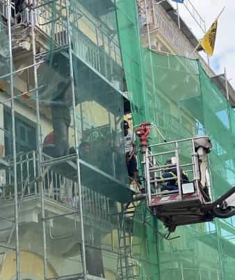 ΄Lucky΄ boy, 17, falls from scaffolding but lands on balcony