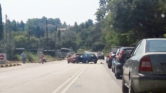 Μετωπική σύγκρουση δύο Ι.Χ. αυτοκινήτων